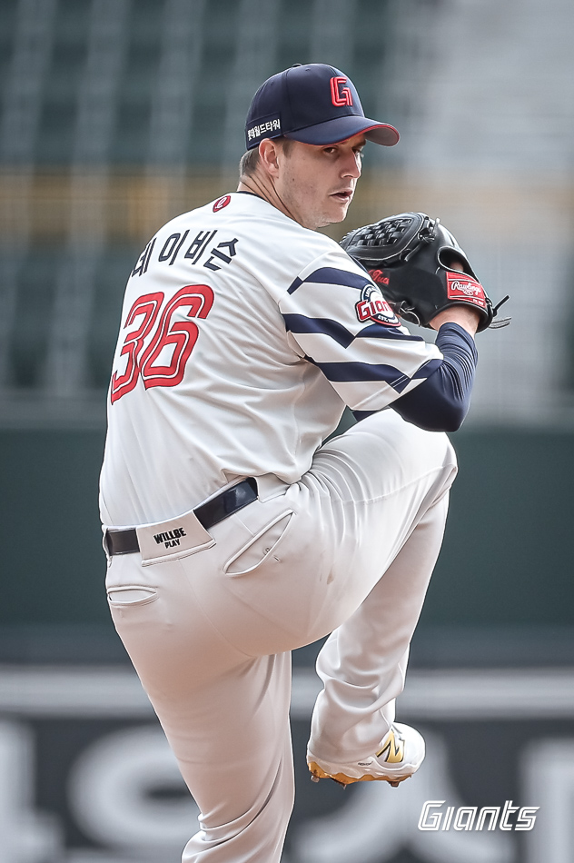 "154km 던지겠다" 롯데에 역대급 좌완 떴다…챔피언에 KKK, 벌써 사직 응원문화에 감명