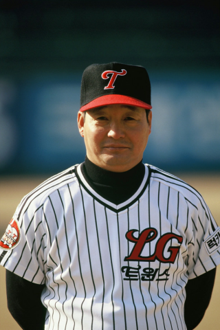 LG 개막전 시구에 '1994 우승 이끈' 이광환 감독, 시타에 '검객' 노찬엽 전 코치