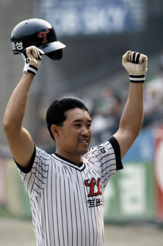 LG 개막전 시구에 '1994 우승 이끈' 이광환 감독, 시타에 '검객' 노찬엽 전 코치