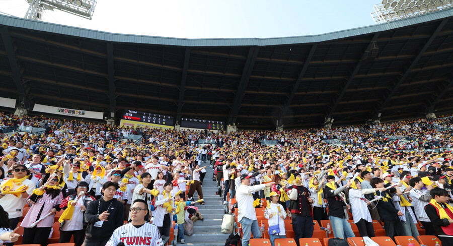 2년 연속 천만 신호탄! KBO리그 '역대 최초' 개막 시리즈 2G 연속 매진…이틀 만에 21만 9900명