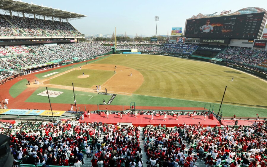 2년 연속 천만 신호탄! KBO리그 '역대 최초' 개막 시리즈 2G 연속 매진…이틀 만에 21만 9900명