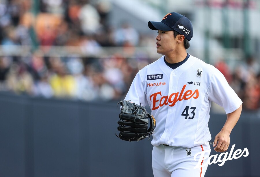 "19살인데 긴장한 모습 안 보인다" 한화 155km 슈퍼루키 환상 데뷔전에 명장도 반색