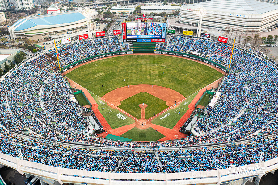 사직구장도 정밀점검 들어갔다…롯데 "드론 촬영으로 세부 점검, 비시즌에도 안전점검 완료"