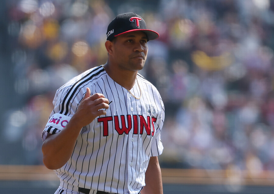 치리노스 7이닝 역투+홍창기 3타점+박해민 폭풍 주루… LG, KIA 무너뜨리고 10승 선착 [잠실 게임노트]