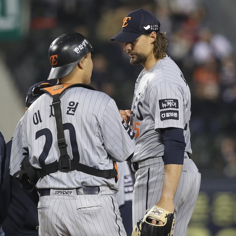 "코치님 나오지 마세요" 온몸으로 거부한 강판…이것은 한화 156km 사나이의 승부욕이었다