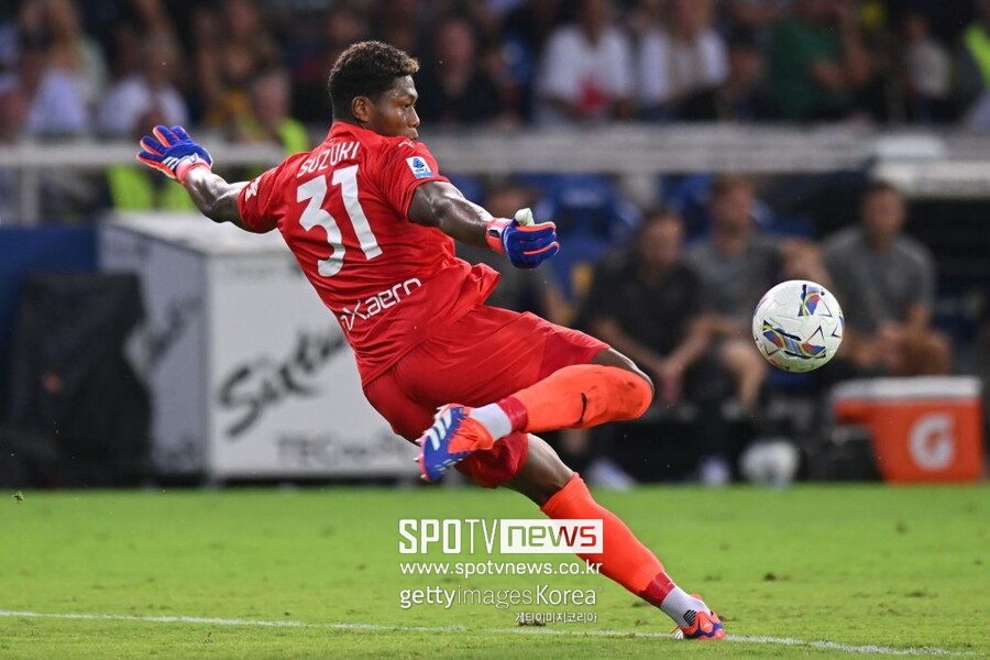 "인테르 무너뜨린 '日 GK' 빌드업" 극찬…맨유가 탐낼 만하네→110억 더 받고 EPL 입성 가능성