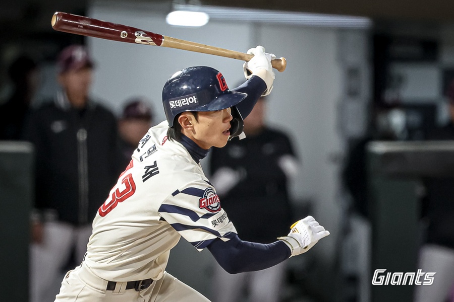 4할 무너졌다, 그래도 '타율 1위' 전민재의 소박한 목표 "시즌 100안타"