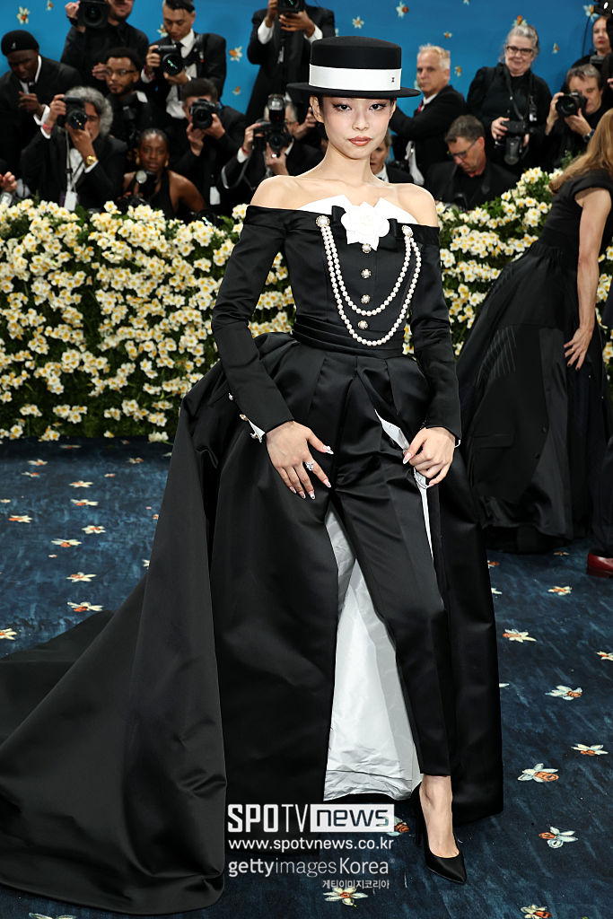 블랙핑크 제니·리사·로제, 美 '멧 갈라'에서 뭉쳤다…파격 하의 실종까지[이슈S]