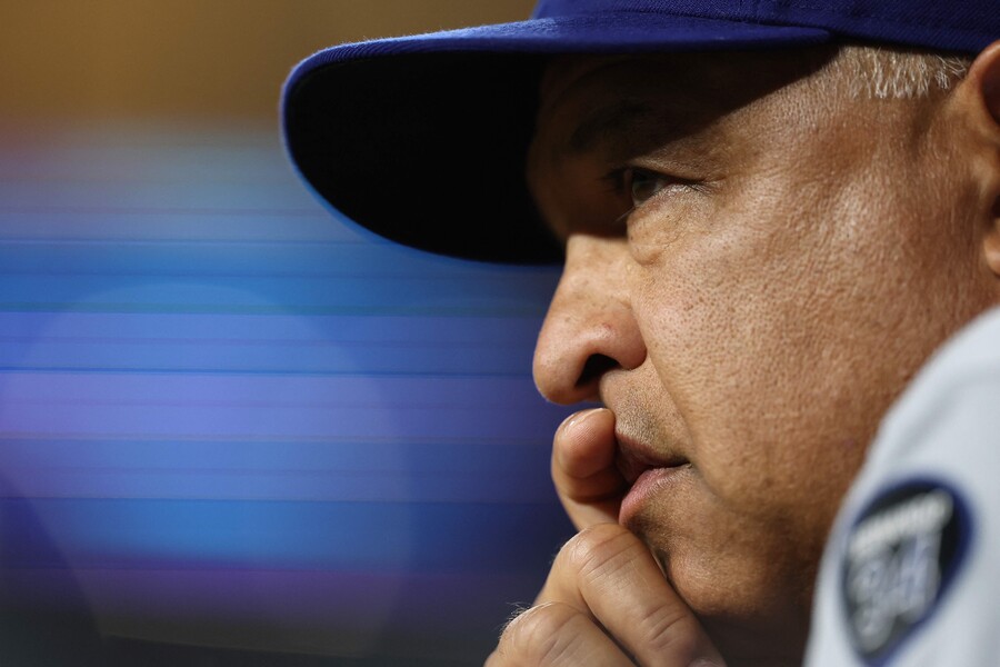 "감독 잘못 아니다" 134패 페이스 감독 경질에 로버츠가 뿔났다, 왜?