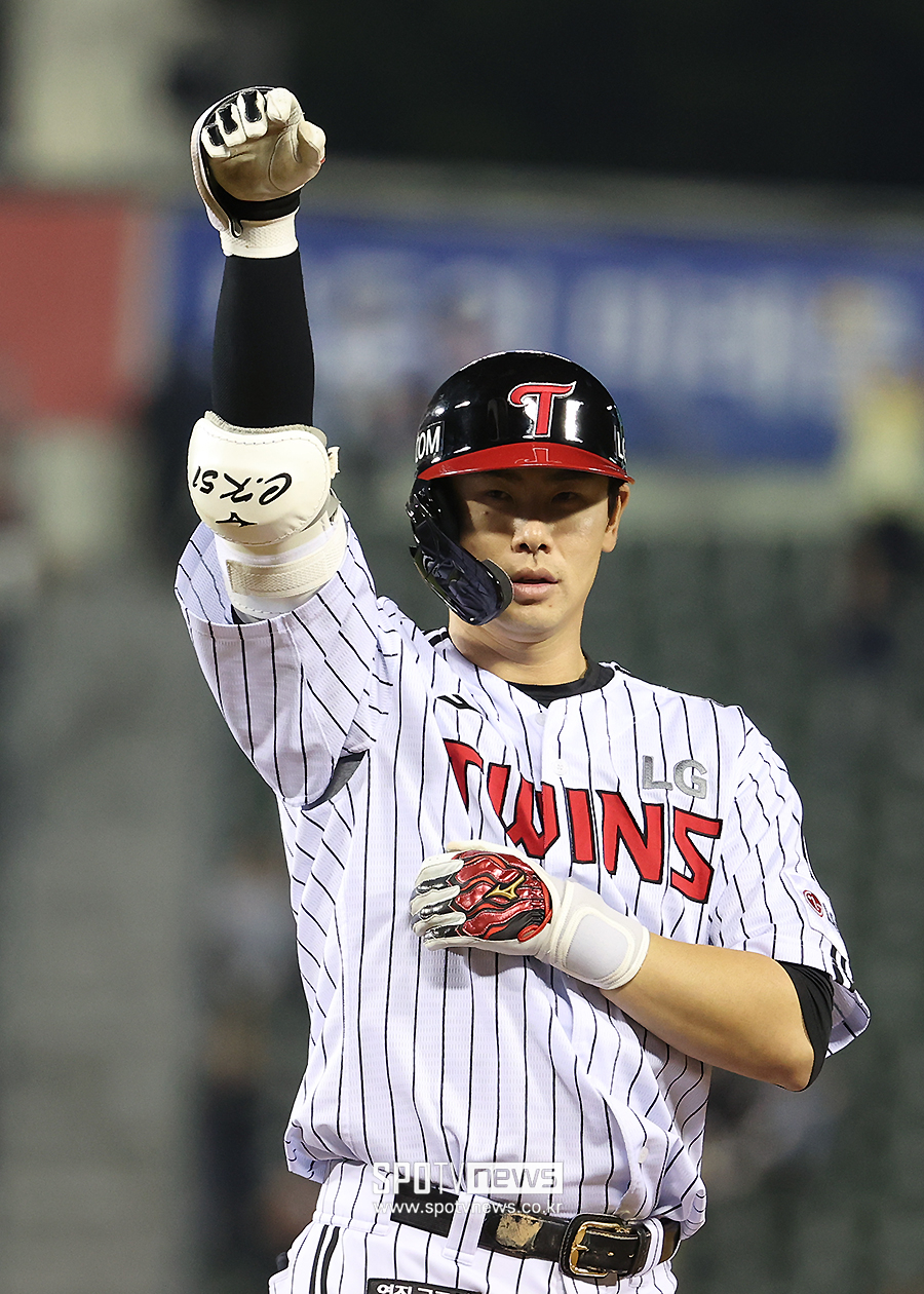 '대충돌' 홍창기 수술은 없다…염경엽 한숨 "시즌아웃 될까봐 잠도 제대로 못잤다"