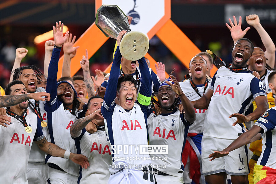 초대형 선언! 손흥민, 토트넘 종신 바라본다…'모든 러브콜 거절, UCL 위해 캡틴 SON이 이끈다'