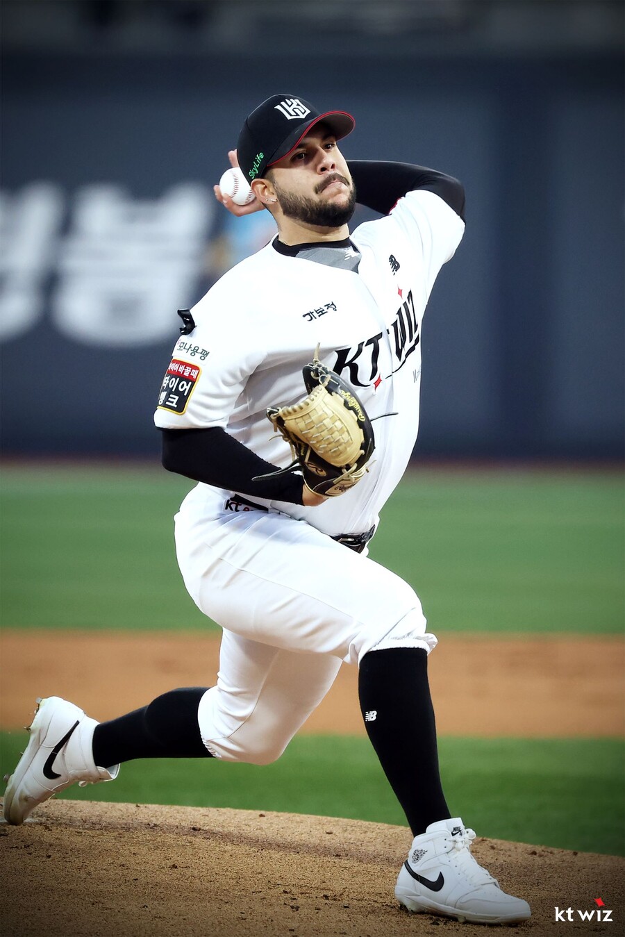 KIA 전략 비웃은 헤이수스 7이닝 9K 무실점 역투+안현민 또 괴력의 홈런… kt, '윤도현 분전' KIA 꺾고 2연승 [수원 게임노트]