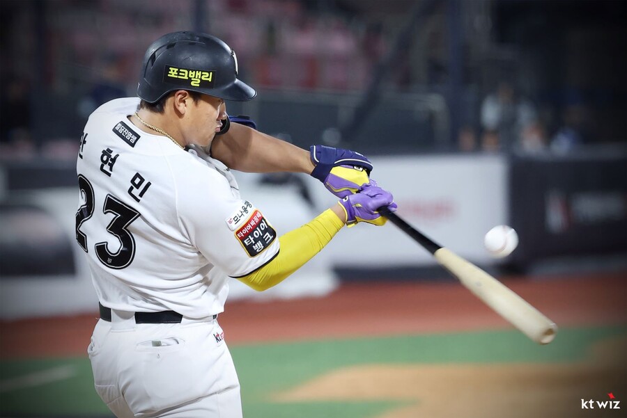 KIA 전략 비웃은 헤이수스 7이닝 9K 무실점 역투+안현민 또 괴력의 홈런… kt, '윤도현 분전' KIA 꺾고 2연승 [수원 게임노트]