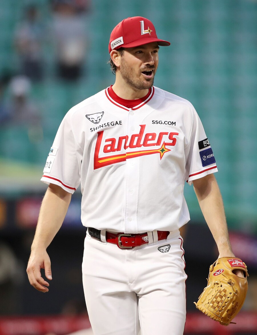 한화 157km 에이스는 또 트로피 받기 어렵나…ERA 0.30 특급외인에 괴물거포들도 호시탐탐, 역대급 MVP 경쟁 예고