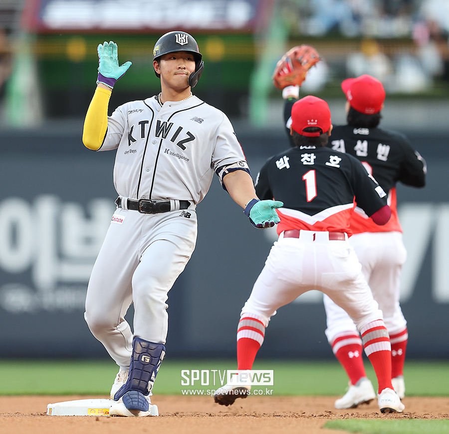 한화 157km 에이스는 또 트로피 받기 어렵나…ERA 0.30 특급외인에 괴물거포들도 호시탐탐, 역대급 MVP 경쟁 예고
