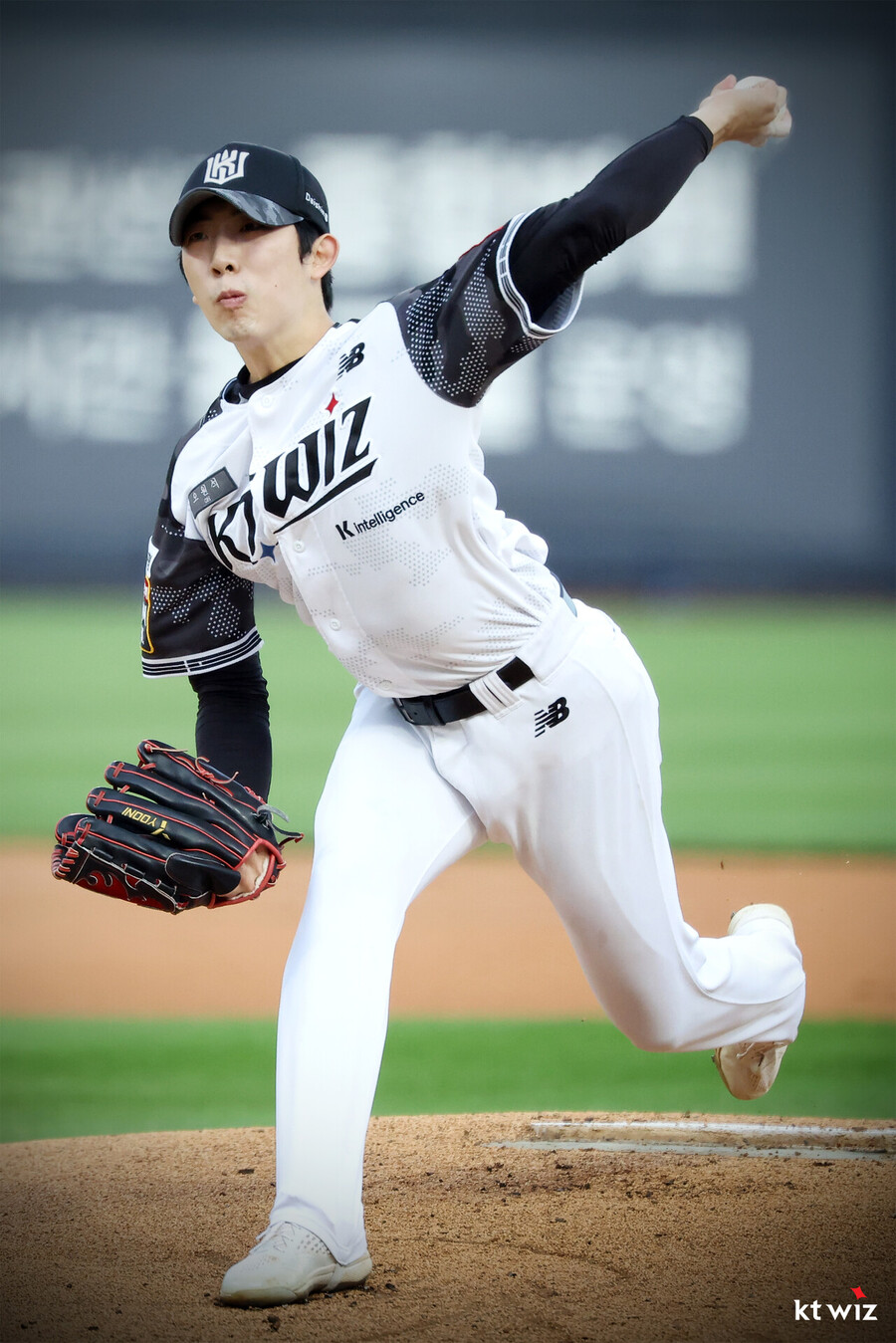 KT는 왜 '8승 트레이드 보물' 1군 엔트리서 말소했나…명장은 "10K 할때 공이 진짜 좋더라" 감탄