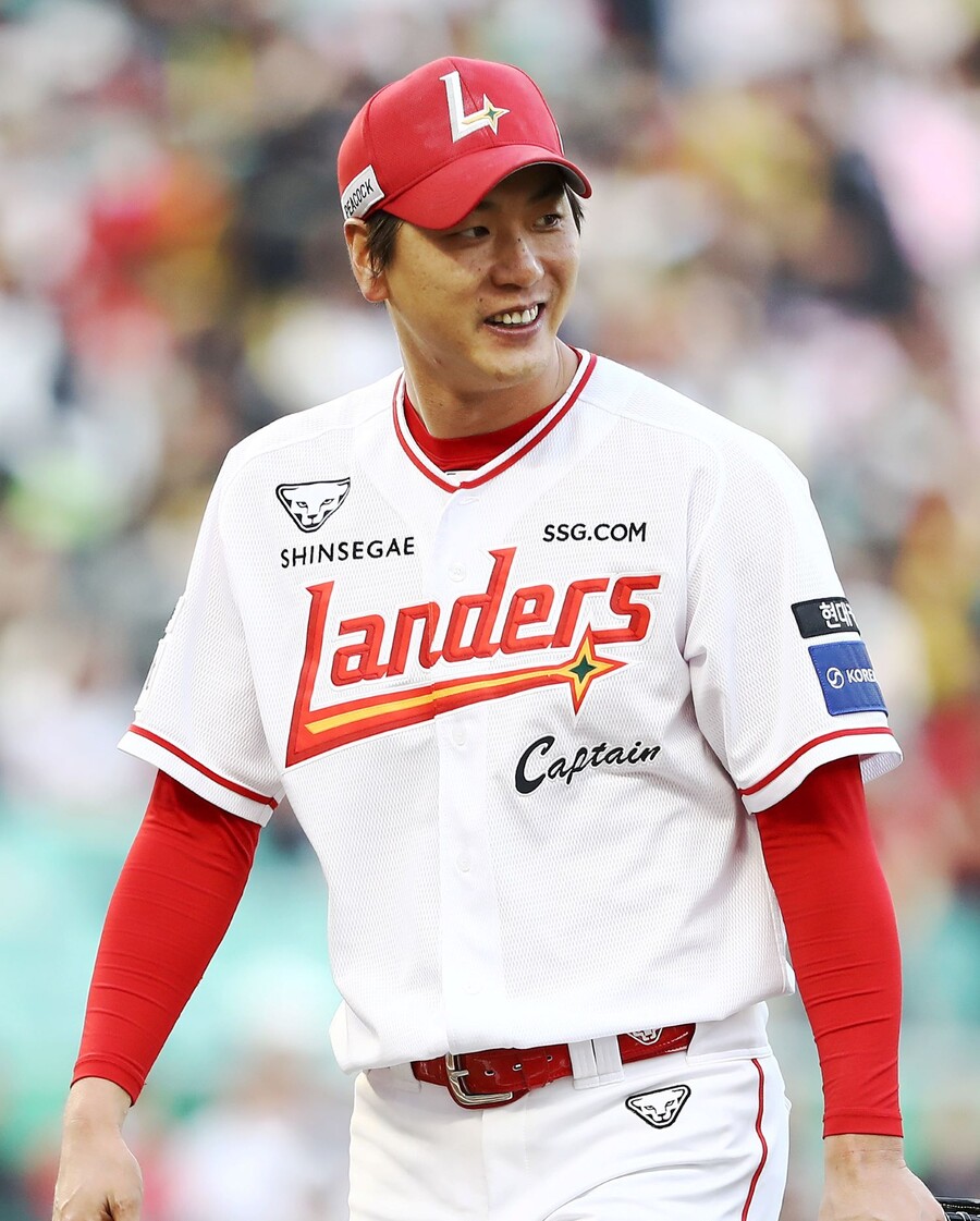 ‘종신 SSG로 가는 길’ 김광현 2년 36억 비FA 다년 계약… “200승 목표, 나 자신 채찍질” [공식발표]