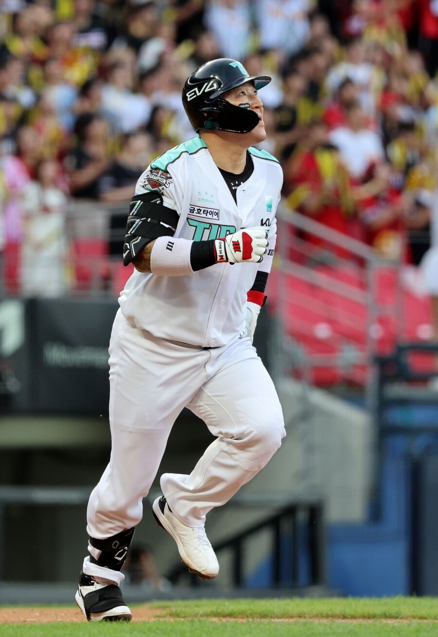 챔피언 KIA가 올라간다! 올러 157㎞ 10K 역투+최형우-위즈덤 대포쇼+성영탁 구단 신기록… KIA 시즌 첫 5연승 질주, 단독 5위 점프 [광주 게임노트]