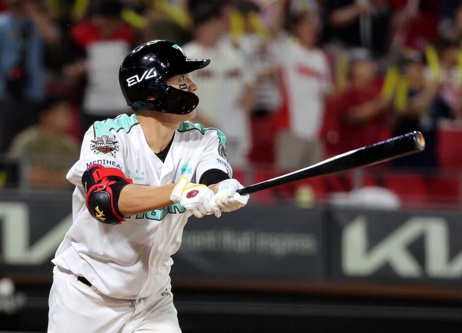 챔피언 KIA가 올라간다! 올러 157㎞ 10K 역투+최형우-위즈덤 대포쇼+성영탁 구단 신기록… KIA 시즌 첫 5연승 질주, 단독 5위 점프 [광주 게임노트]