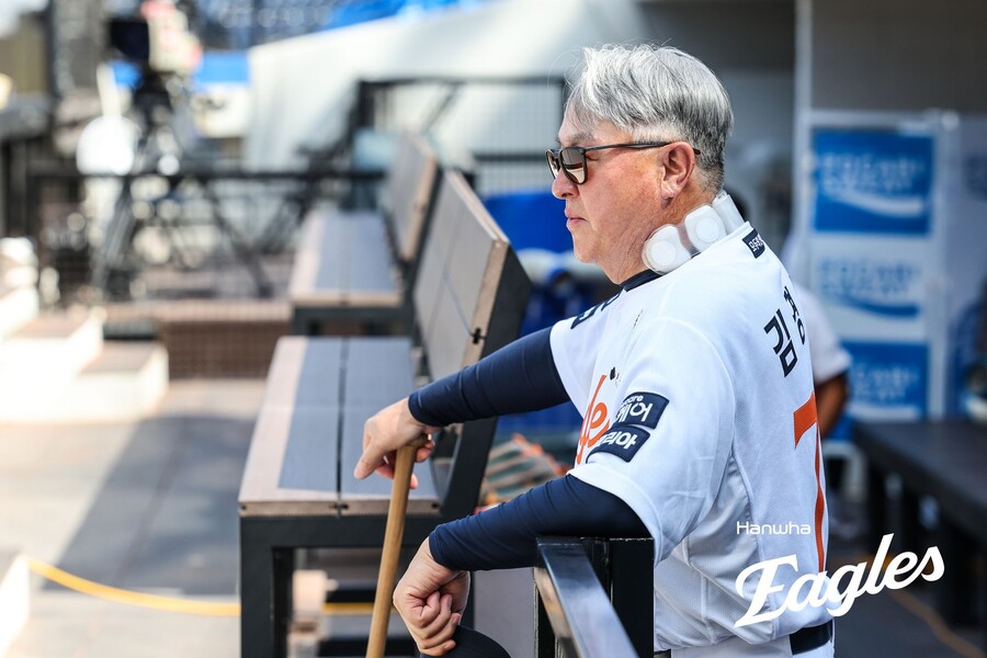 이러니 한화가 1등이지, 이렇게 달라졌다… 16안타보다 더 인상적인 그 플레이, 김경문도 엄지척