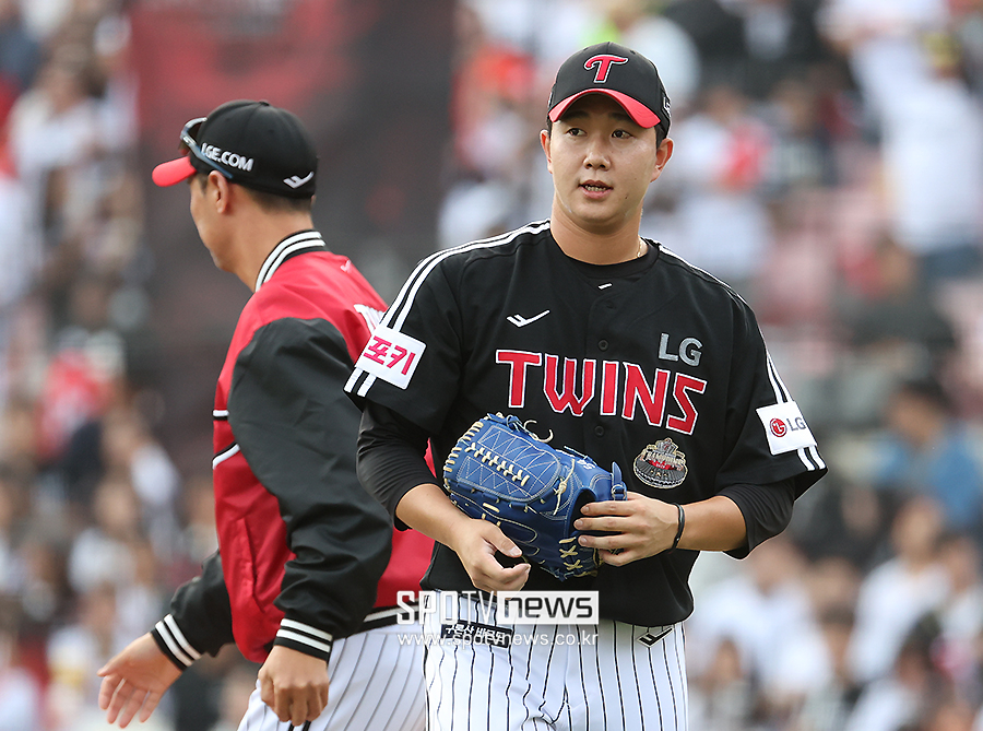 '이도류' LG 유영찬, 투수로 151km 강속구→타자로 뜬공 아웃→마무리로 재등장