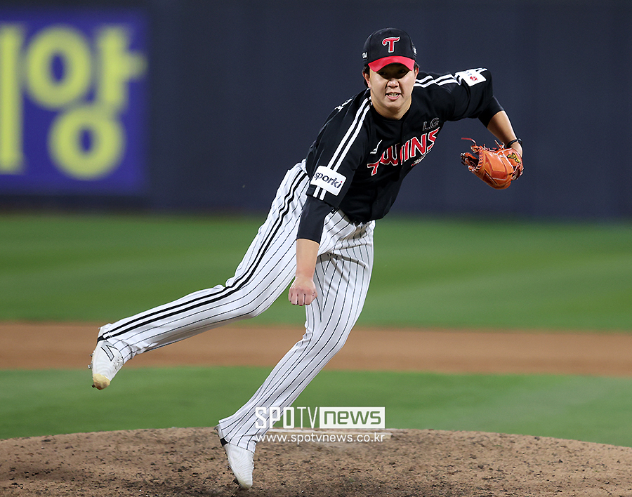 '이도류' LG 유영찬, 투수로 151km 강속구→타자로 뜬공 아웃→마무리로 재등장