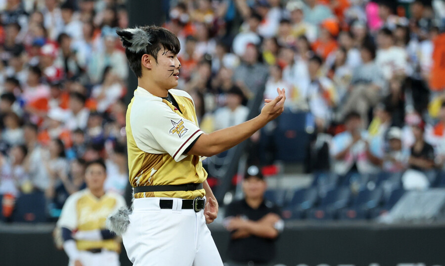 KBO 초특급 에이스보다 구속이 빨랐다…춤추고 157km 던진 LG 괴물루키, 벌써부터 후반기 행보 주목