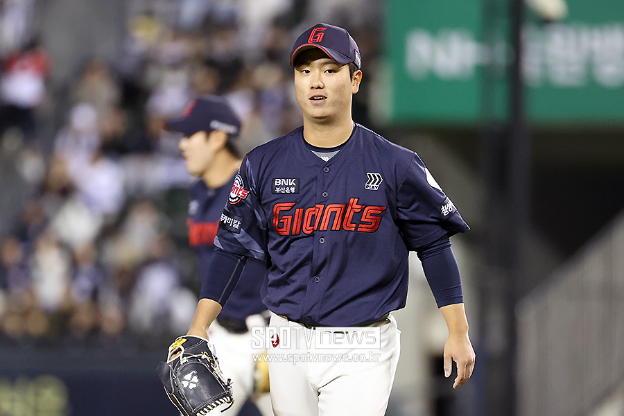 "많이 던졌지" 김태형도 인정…KBO 등판 1위 과부하는 없다? 156km 좌완 신무기 화려한 등장