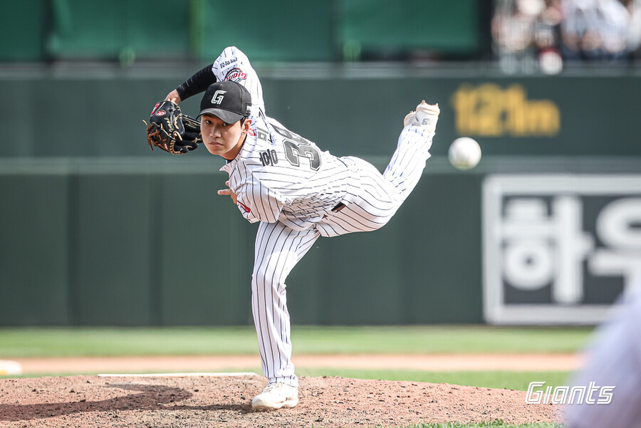 "많이 던졌지" 김태형도 인정…KBO 등판 1위 과부하는 없다? 156km 좌완 신무기 화려한 등장