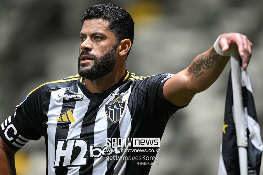 우와! 86년생 헐크 아직도 뛰네…프리킥 멀티골로 '인크레더블' 존재감→"대포알 1방, 그림 1작품" 올드팬들 찬사