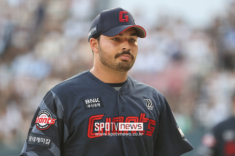 "ML 경력이 없는데 왜 데려와?" 롯데에 온 158km 괴물투수는 편견을 부쉈다