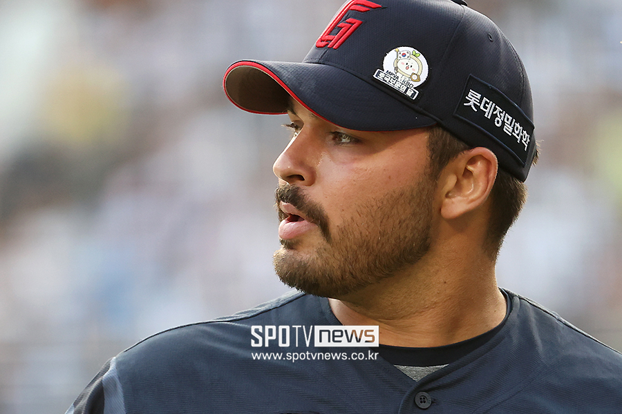 "ML 경력이 없는데 왜 데려와?" 롯데에 온 158km 괴물투수는 편견을 부쉈다