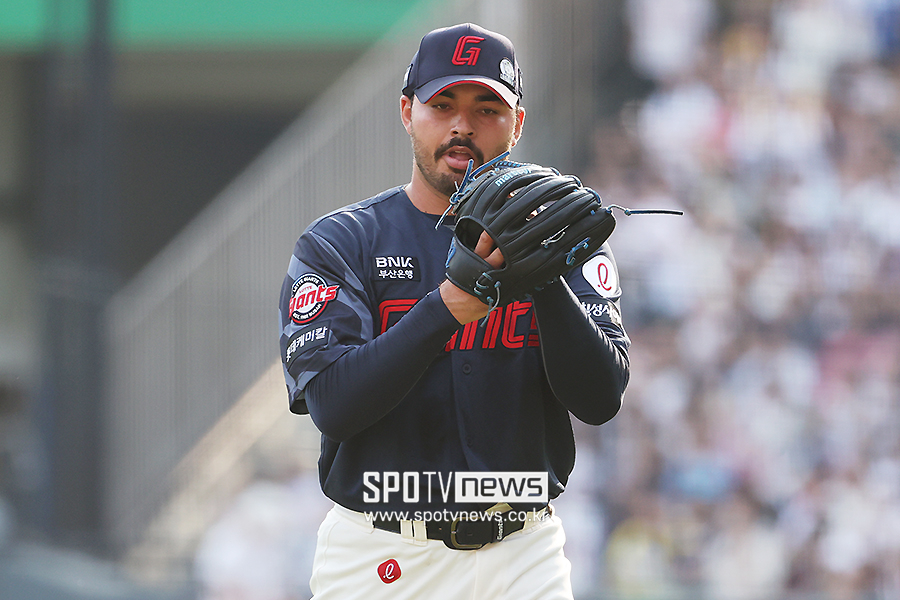 "ML 경력이 없는데 왜 데려와?" 롯데에 온 158km 괴물투수는 편견을 부쉈다