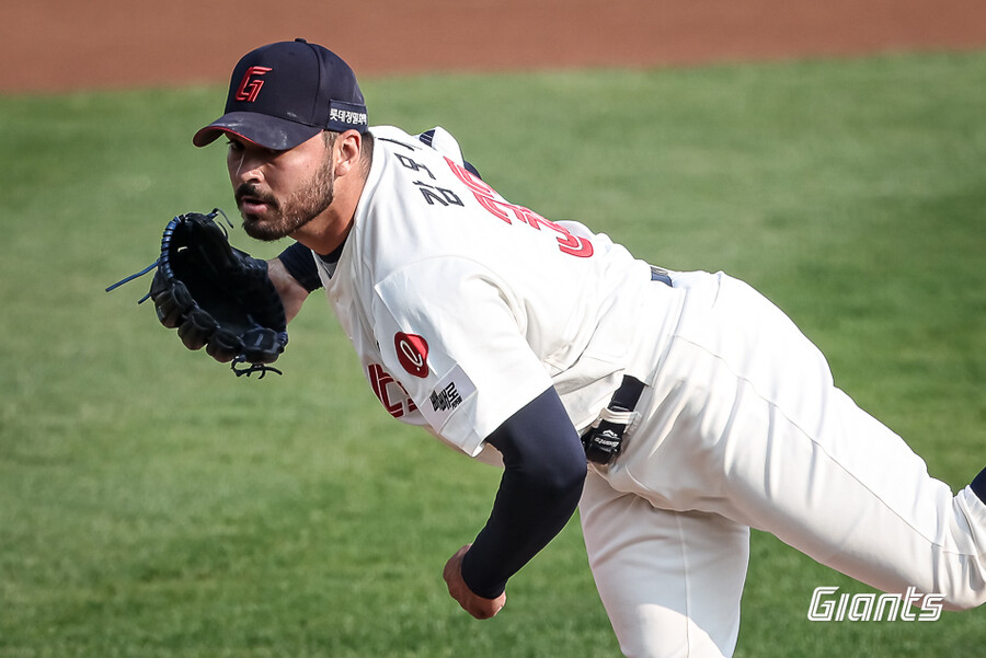 롯데에 온 158km 괴물투수는 왜 LG 포수가 무서울까…"나에게 위협을 주는 타자"