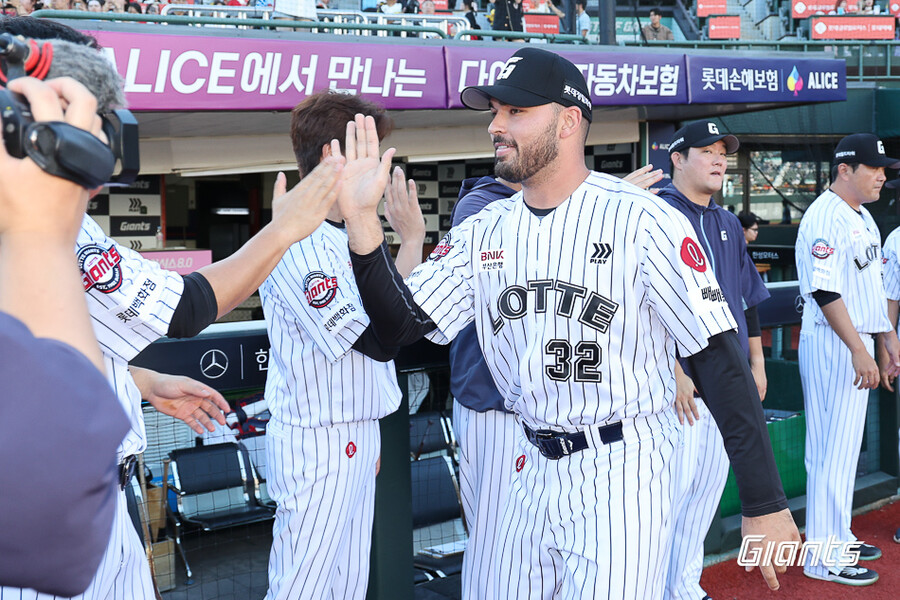 롯데에 온 158km 괴물투수는 왜 LG 포수가 무서울까…"나에게 위협을 주는 타자"
