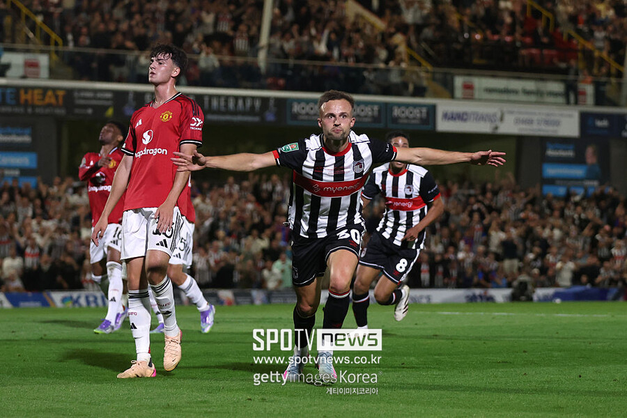 맨유 또 졌다, 4부리그 그림스비도 못 이기는 팀으로 전락…승부차기 끝에 카라바오컵 탈락 '치욕'