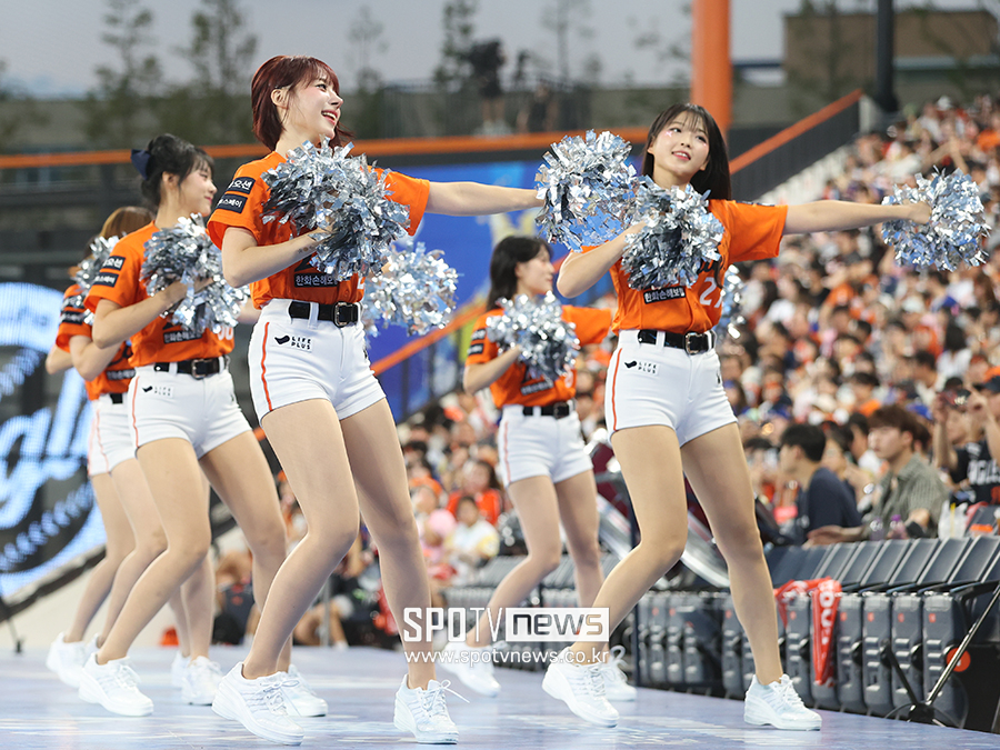 [포토S] 응원 무대 펼치는 한화 치어리더