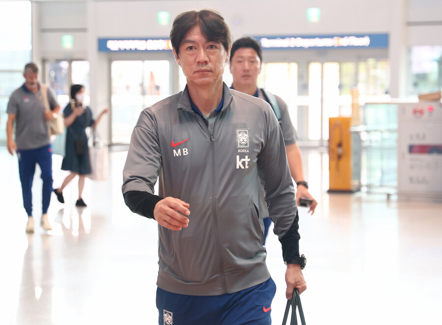 손흥민, 한국 대표팀 주장 완장 내려놓나...홍명보 감독, 주장 교체 의지 충분했다 "나도 2002 월드컵 때 주장, 어려움 잘 ...