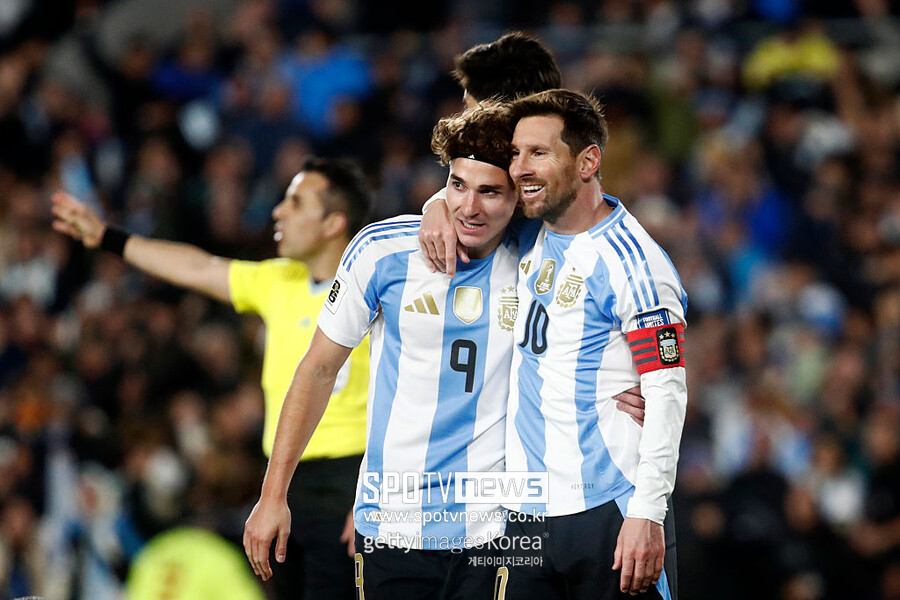 [속보] '굿바이 골' 메시 눈물 글썽…대표팀 마지막 경기에서 울컥 "아르헨티나 홈에서 펼치는 최후의 A매치"