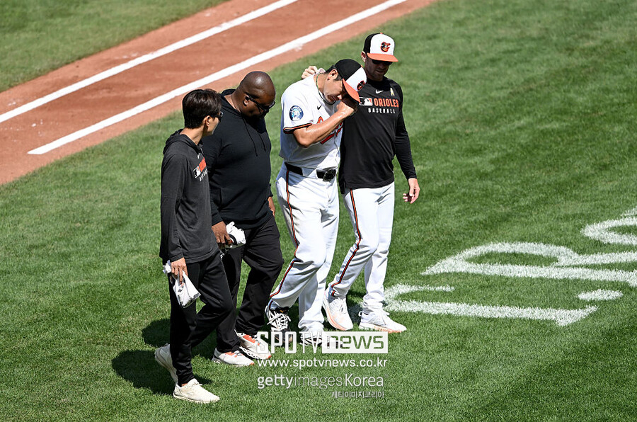 하필 김혜성 154km 타구에 맞다니…日 10승 투수 부축받고 강판, 동료는 "민감한 부위인데" 탄식