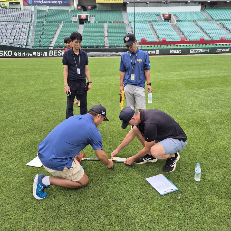 'ML 구장 관리 전문가 출신들 모였다' KBO, 구장 관리 운영 매뉴얼 강화