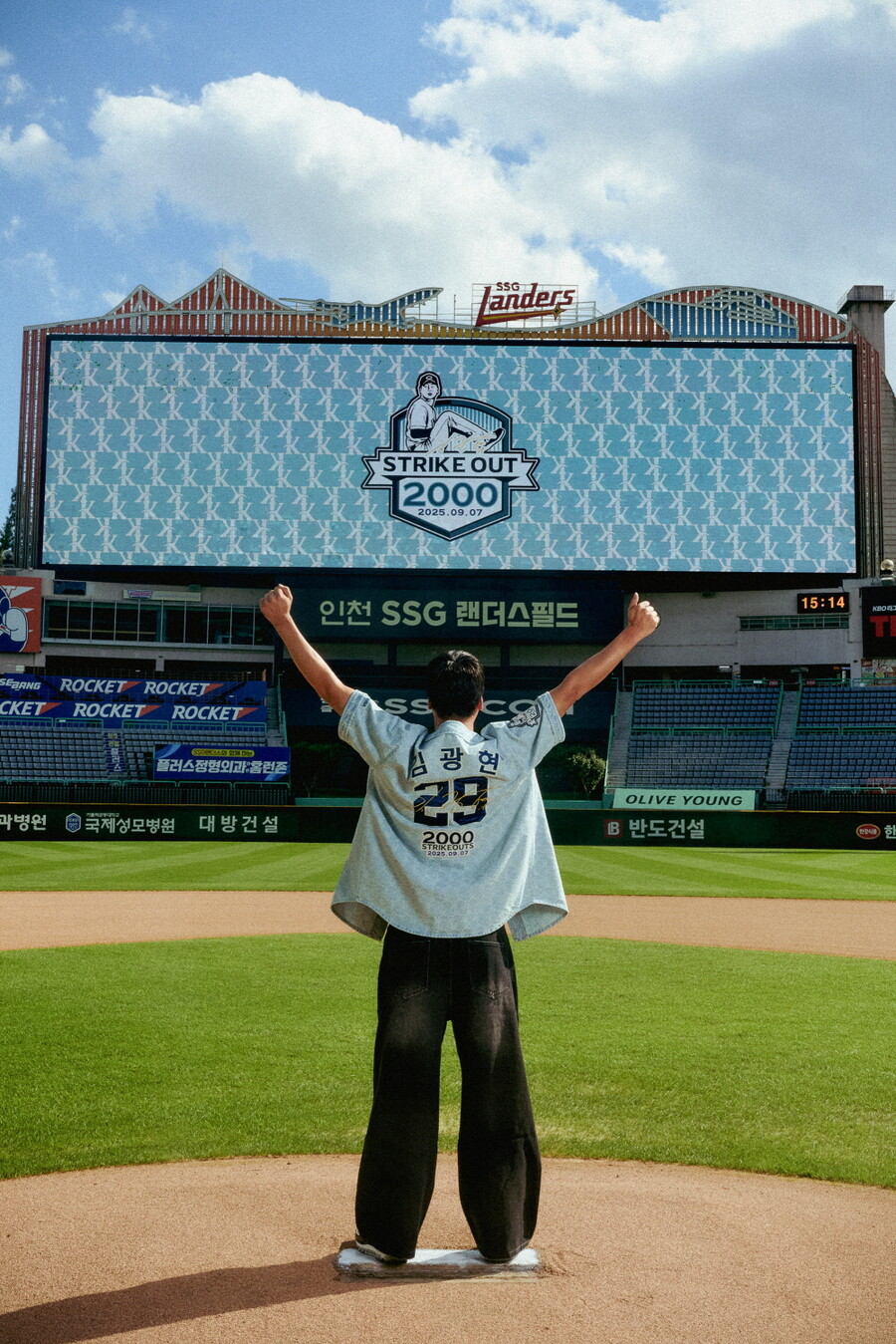 '김광현 직접 디자인 참여' SSG, 2000K 대기록 유니폼·셔츠·모자·기념구 출시