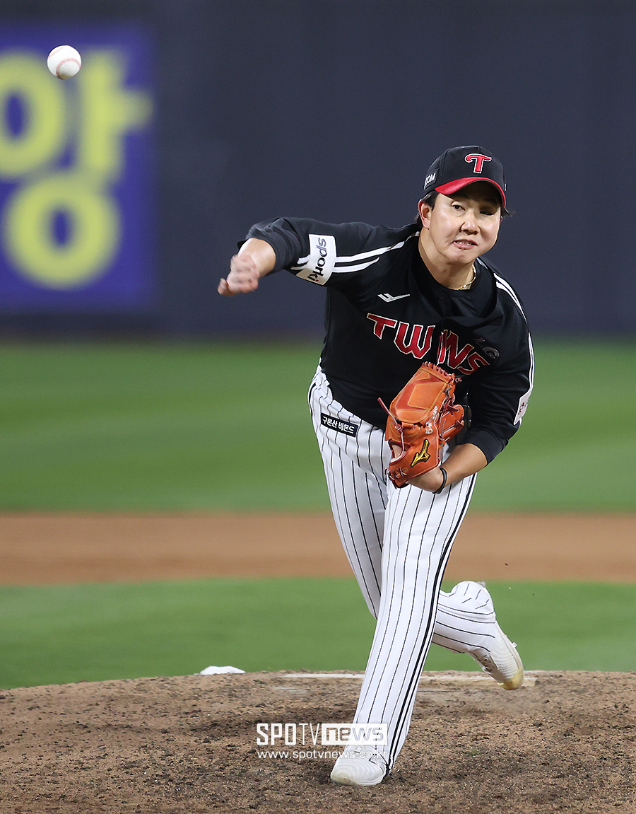 151km 던져도 볼볼볼볼…LG 마무리투수가 이렇게 무너질줄 누가 알았나