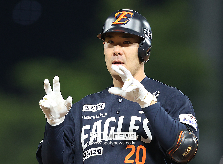 "하루만 더 야구장에 오게 해줘" 방출→한화행→KS 진출 베테랑의 절규…후배는 "죄송합니다" 고개를 숙였다