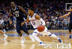 [NCAA 농구] '4강 좌절' 캔자스대, 풀지 못한 '오바마의 저주'