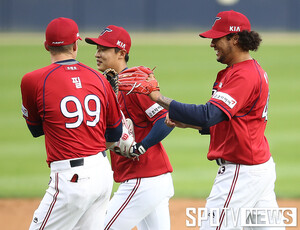 [포토S] 헥터 '만루 위기 탈출에 미소'