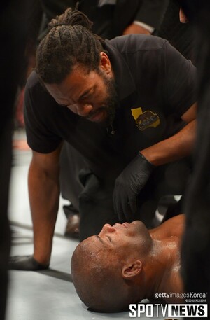 [영상] UFC 댄 헨더슨의 잔인한 헬보(Hellbow)…헥터 롬바드도 제물로