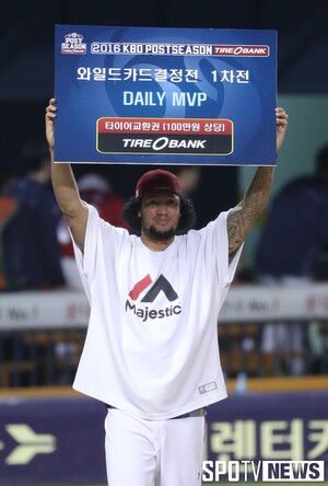 [KBO WC1] '7이닝 2실점 승리' MVP 헥터 "첫 PS, 팬 응원이 큰 힘 됐다"