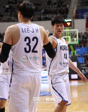 [포토S] 하이파이브 하는 이종현-오세근