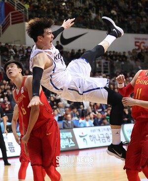 [포토S] 김종규, 아찔한 순간